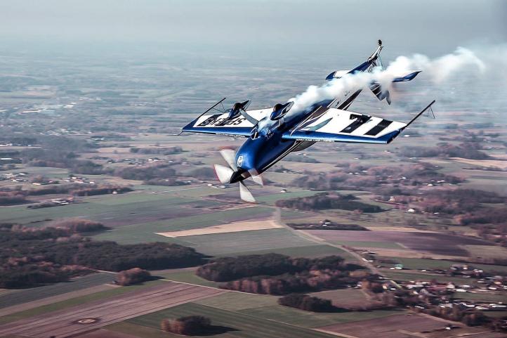 Wylicytuj lot akrobacyjny samolotem Extra 300 by pomóc maleńkiej Oli ...