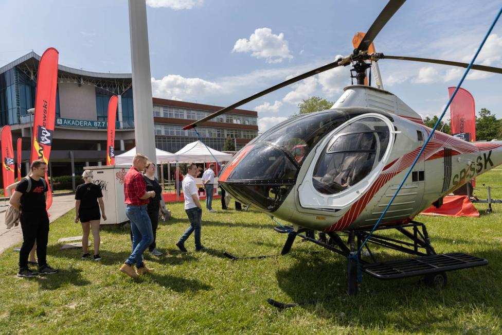 Śmigłowiec i prezentacje firm na seminarium ELSEP w Politechnice ...