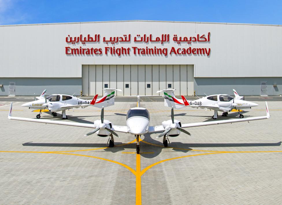 Samoloty Diamond EFTA błyszczą nad niebem Południowego Dubaju ...