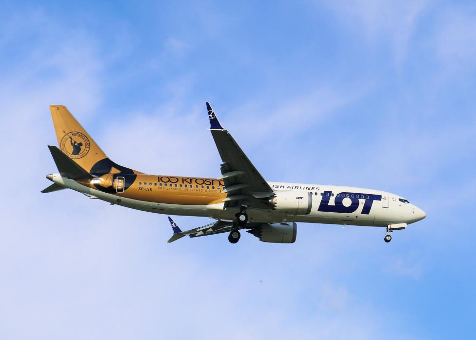 Boeing 737 MAX 8 PLL LOT z nowym malowaniem na 100-lecie marki KROSNO ...