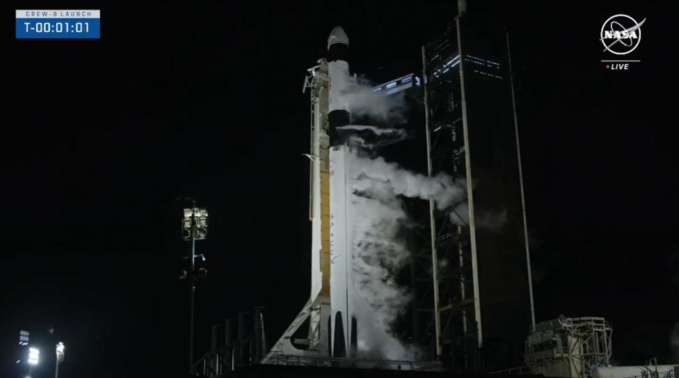 Start rakiety Falcon-9 z czterema astronautami na stację orbitalną ISS ...