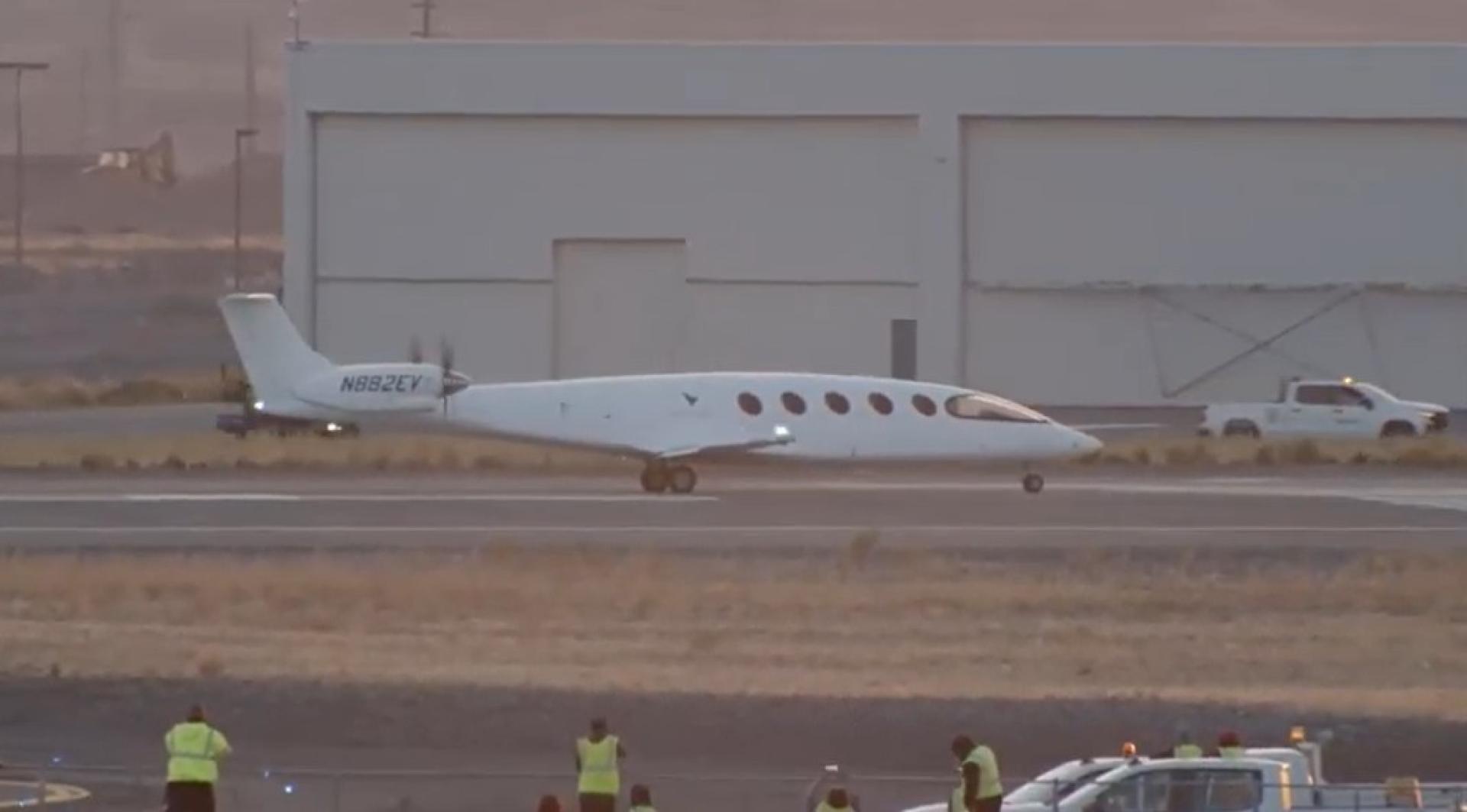 W pełni elektryczny samolot Eviation Alice wystartował po raz pierwszy ...