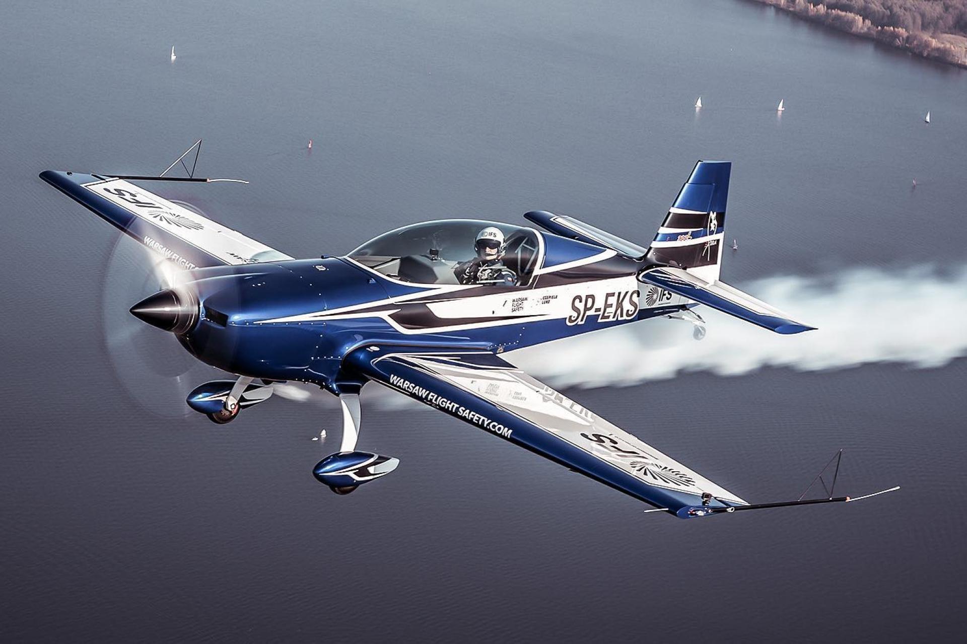 Wylicytuj lot akrobacyjny samolotem Extra 300 by pomóc maleńkiej Oli ...