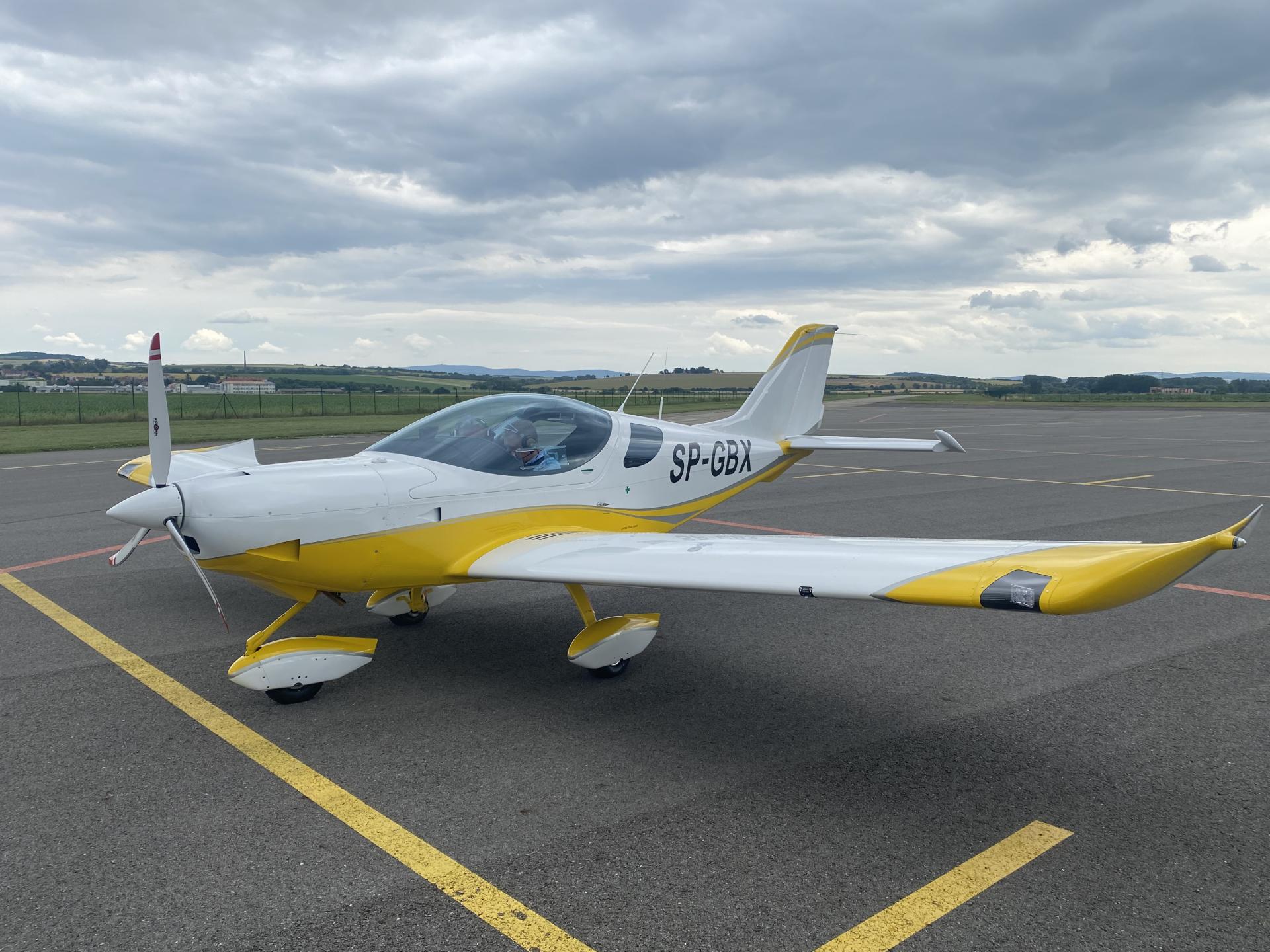 Nowy PS-28N Cruiser w wersji VFR Night w ośrodku szkoleniowym w ...