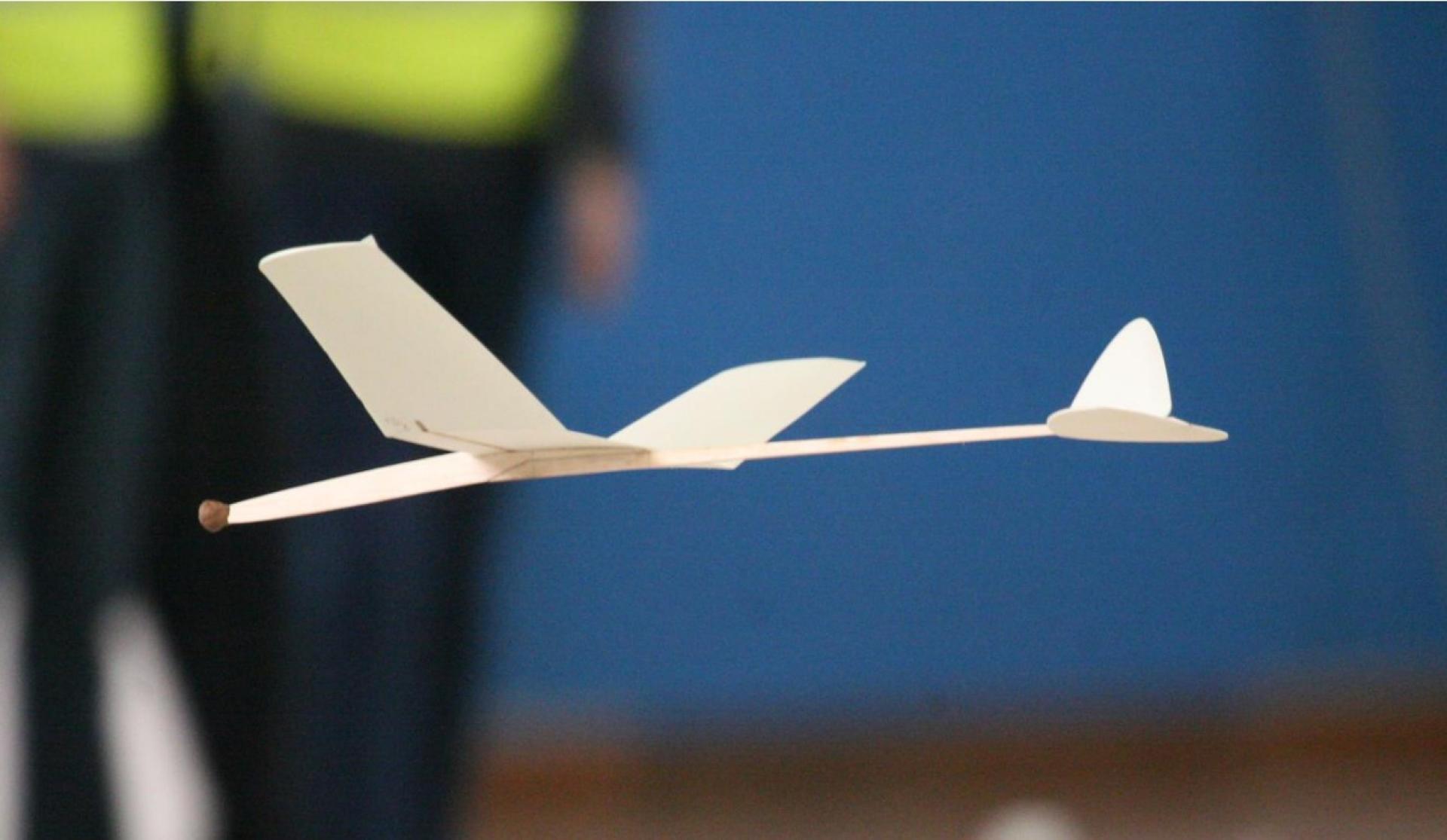 Zawody Modeli Szybowców Halowych w konkurencji F1N w Piątkowie ...