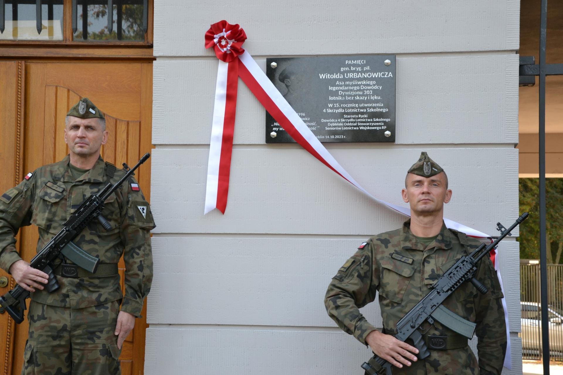Uroczystość odsłonięcia tablicy pamiątkowej poświęconej ś.p. gen. bryg ...